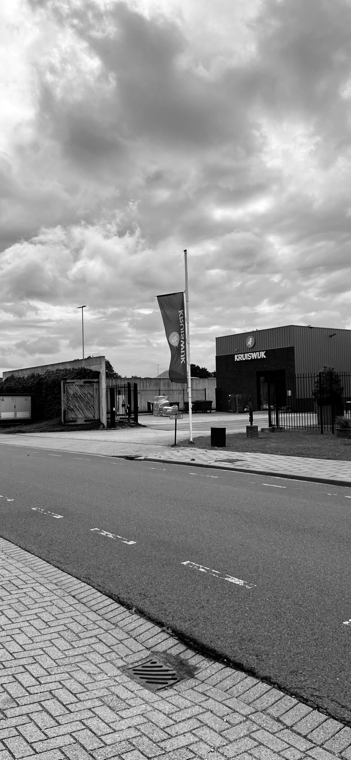 Onze vlaggen halfstok - Kruiswijk